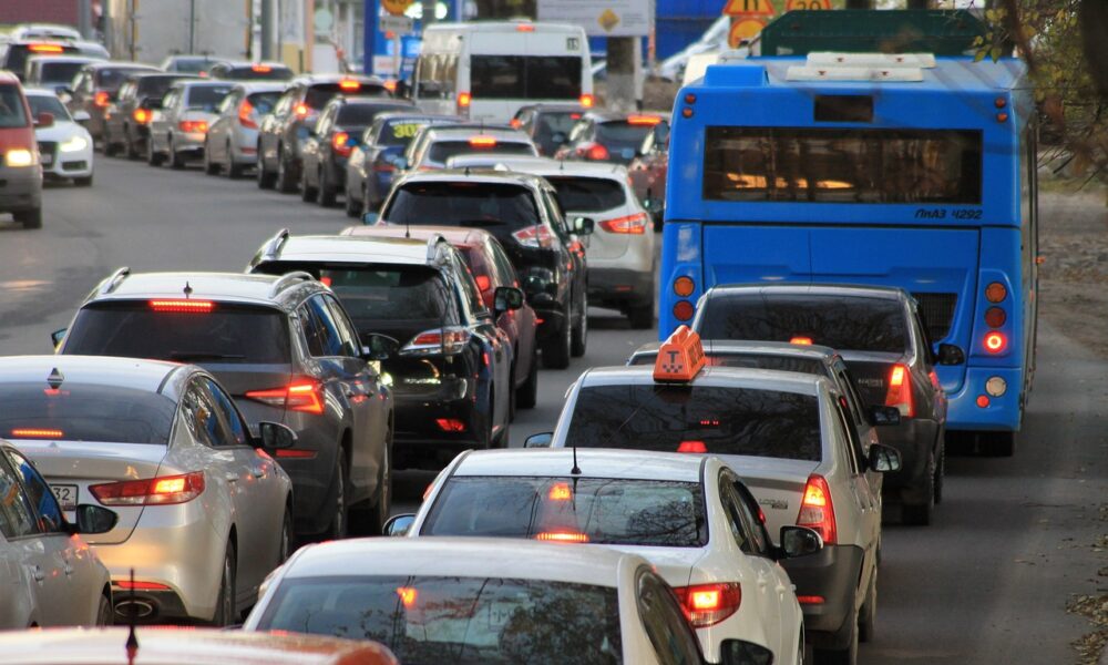 Intempéries et forte affluence : de longs bouchons ce mardi matin sur ...