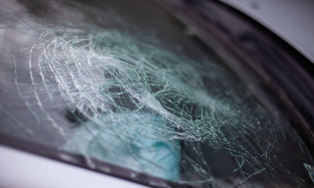 Une voiture sans conducteur termine sa course dans la vitrine d’un ...