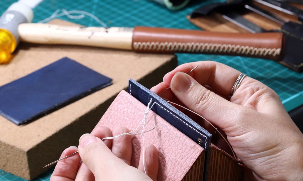 Un nouveau CAP maroquinerie de luxe au lycée de la mode à Cholet en ...