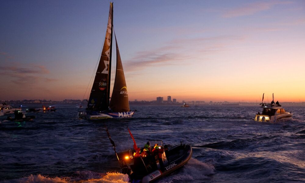 Vendée Arctique 2026 : les neuf skippers s’élancent des Sables-d’Olonne ...