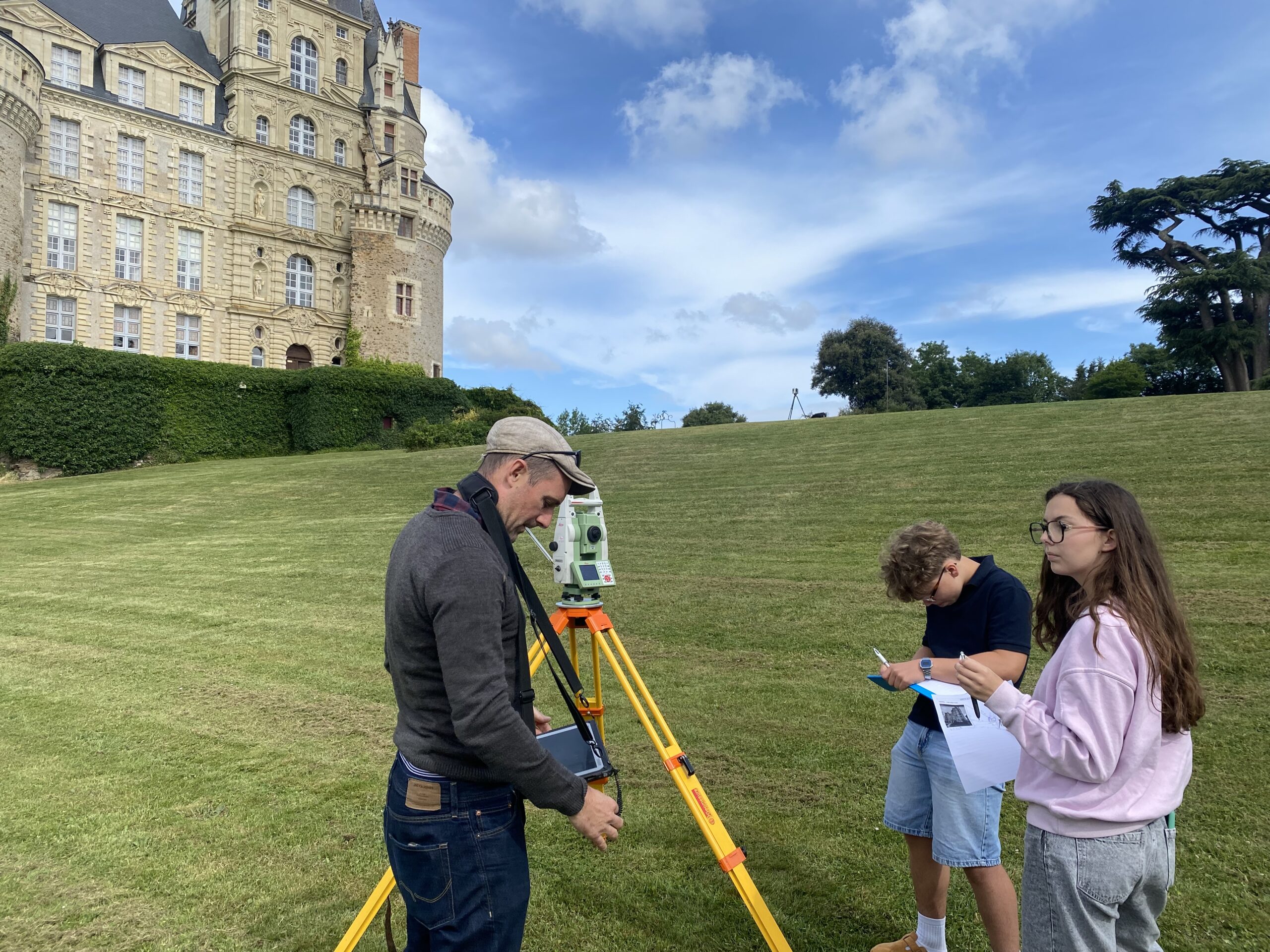 Des collégiens à la découverte du métier de géomètre-expert au château ...